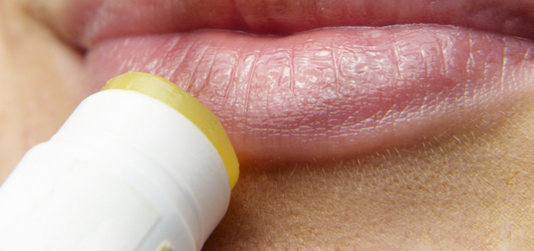 Stick labial natural de Cacao y Avellana – Clara Valenzuela